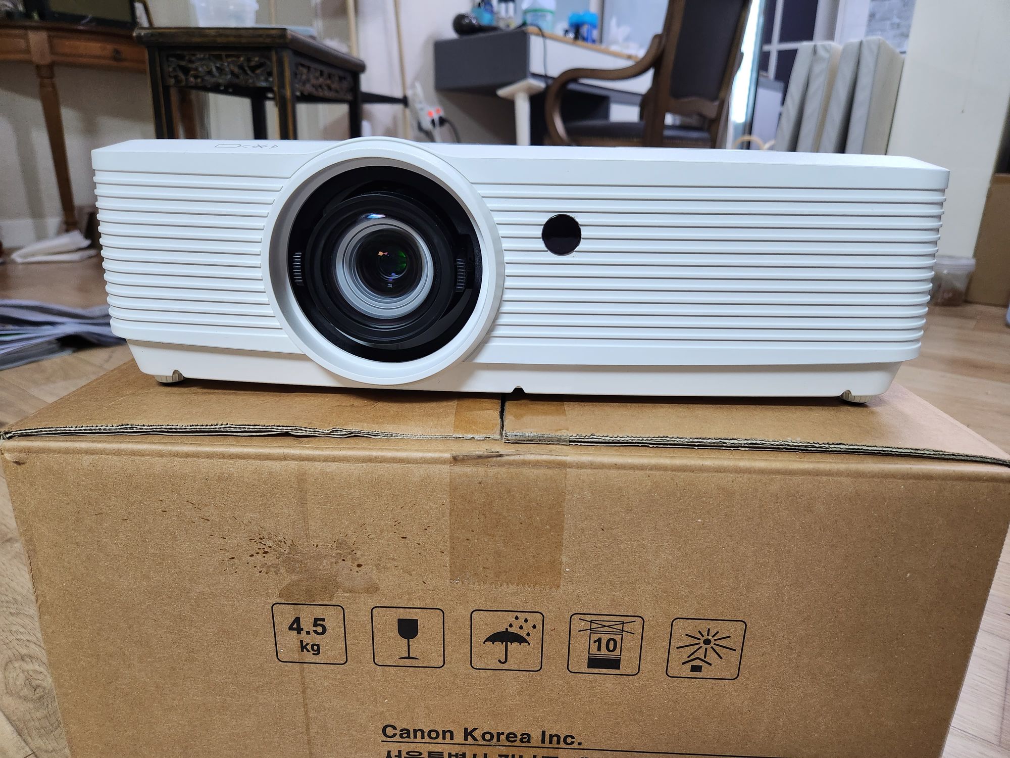 풀HD 빔프로젝터와 200인치 전동스크린 | 중고악기 뮬