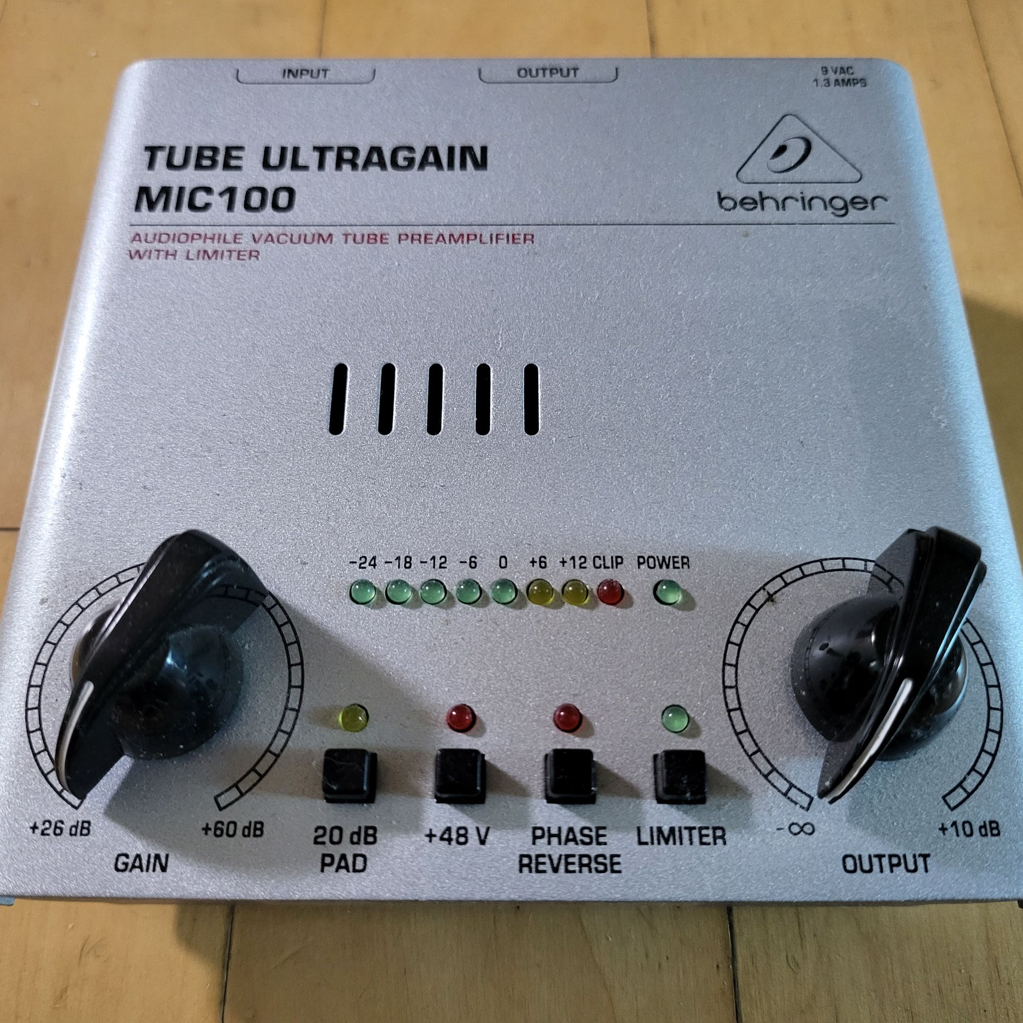Behringer TUBE ULTRAGAIN MIC100 소형 진공관 프리앰프 | 중고악기 뮬