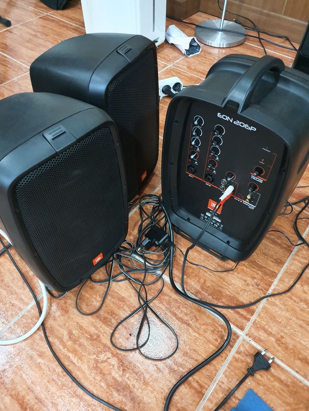 jbl eon 206p 팝니다. 소공연. 버스킹에 좋습니다 | 중고악기 뮬